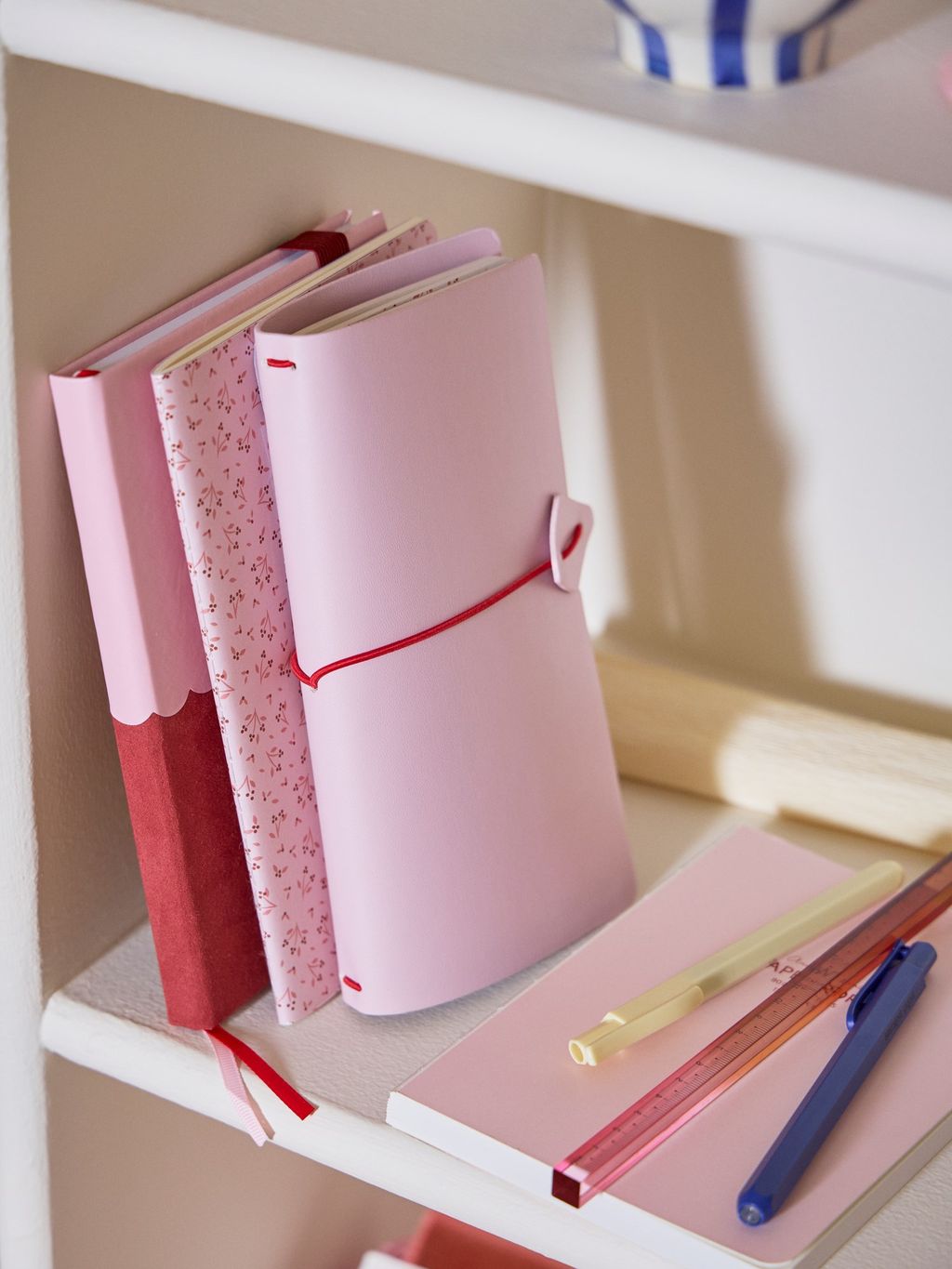 Notebook A5 | Paper. 80 dotted pages. 180 gsm. | Rose, Red