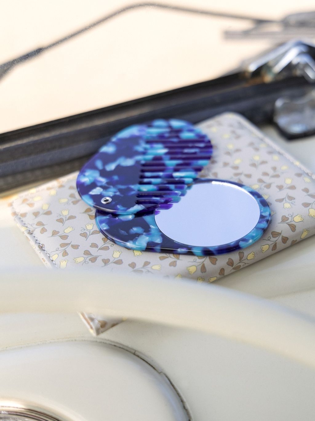 Peigne pliable avec miroir | 8,5 x 5,5 cm x 5 mm. | Dark Blue